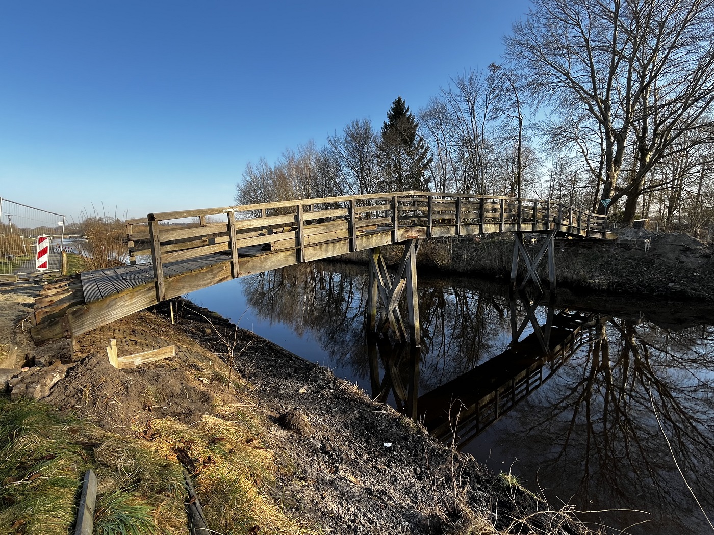 Alte Holzbrücke am Kanal wird durch Neubau ersetzt